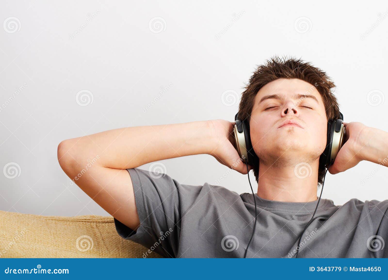 Musica d'ascolto immagine stock. Immagine di vestiti, rilassamento ...