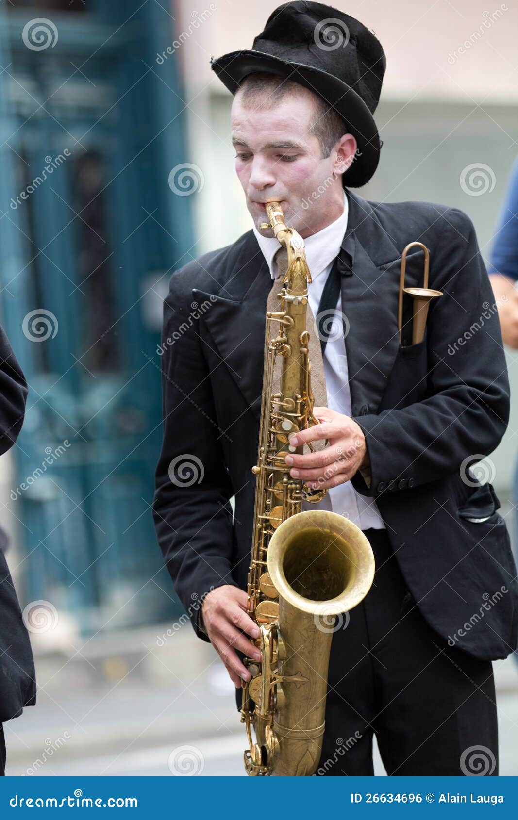 Musician playing alone editorial photo. Image of famille - 26634696