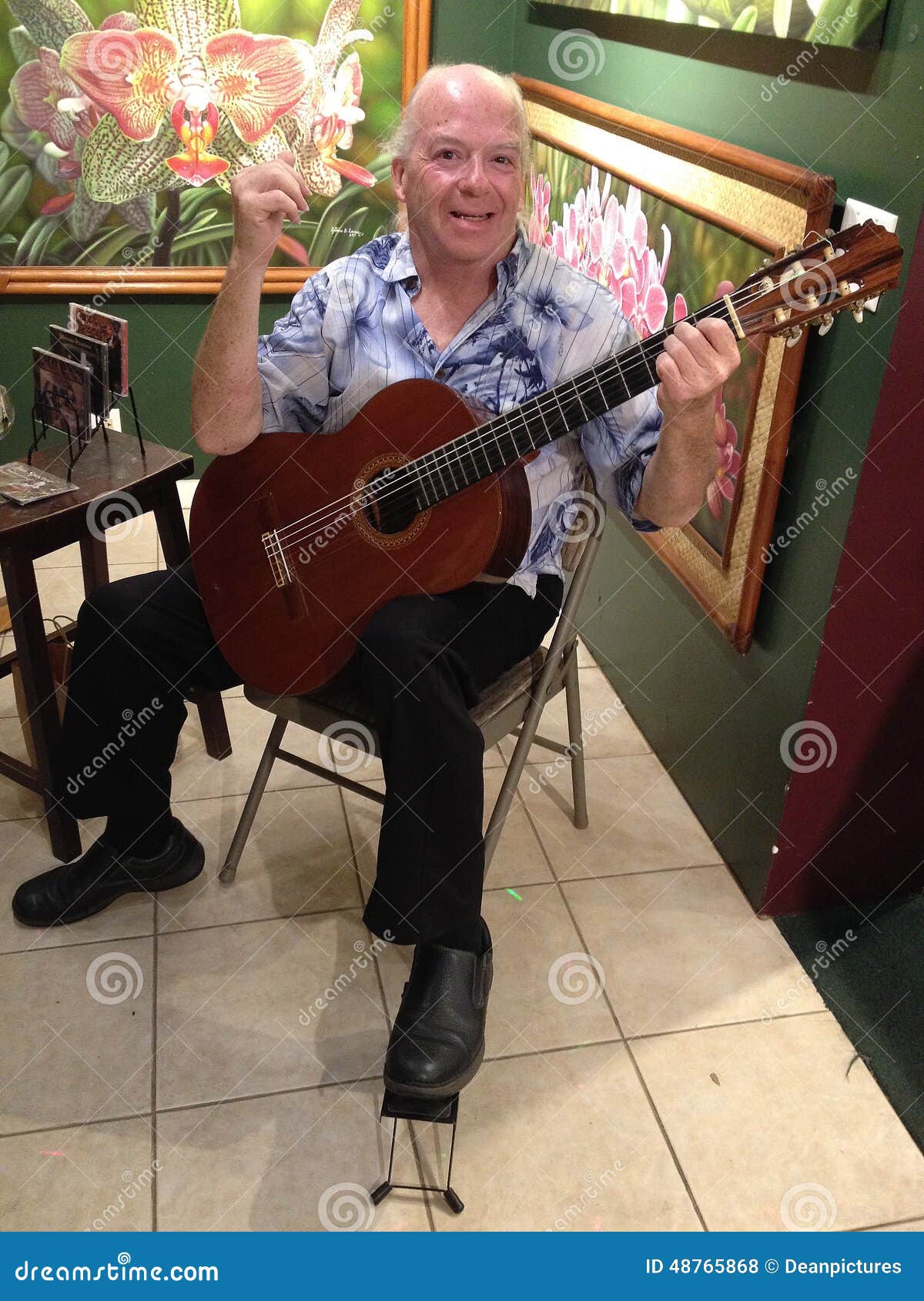 MUSICIEN DE JIM SPECTOR photo stock éditorial. Image du barre - 48765868