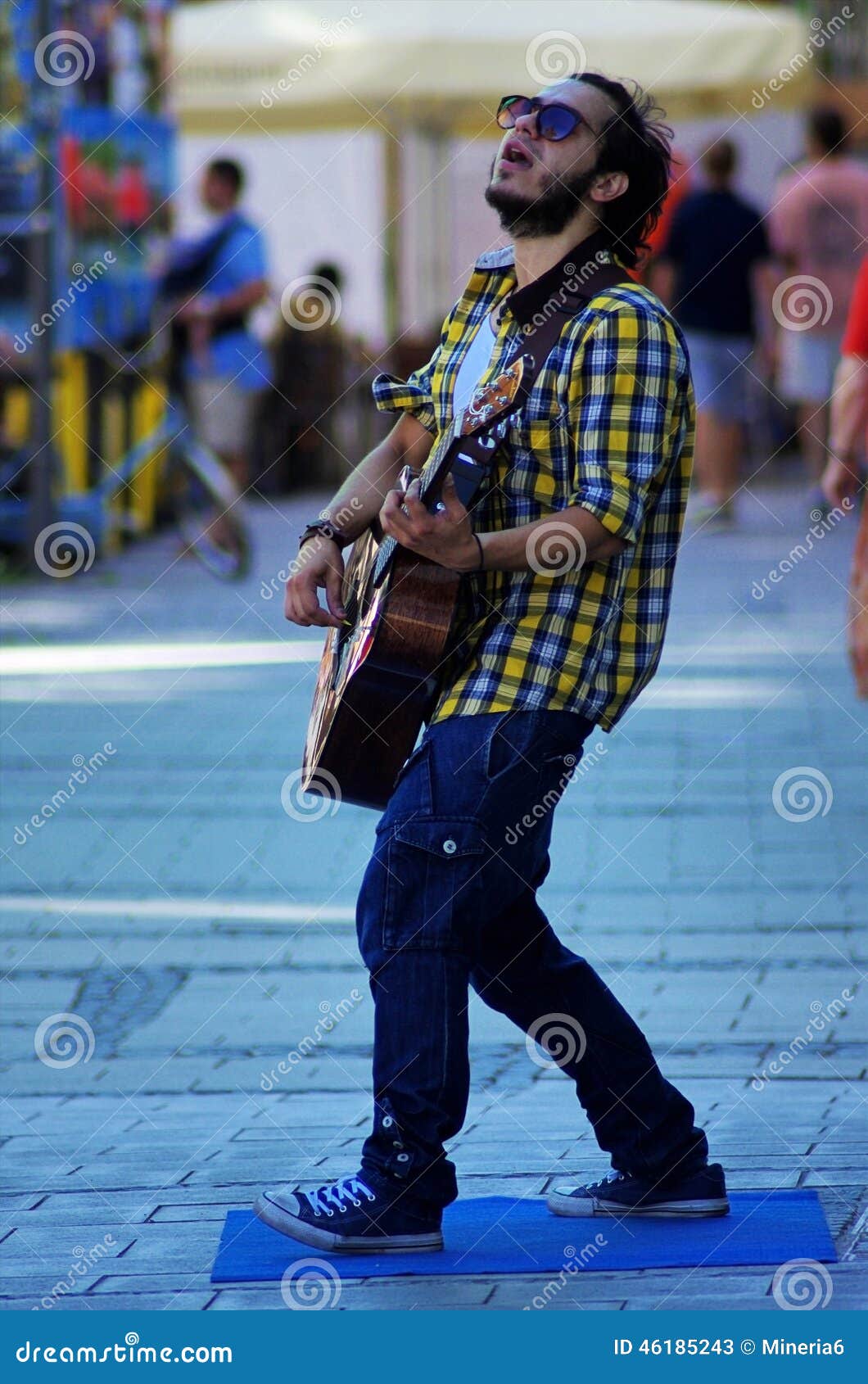 Musicien de rue photo stock éditorial. Image du type - 46185243