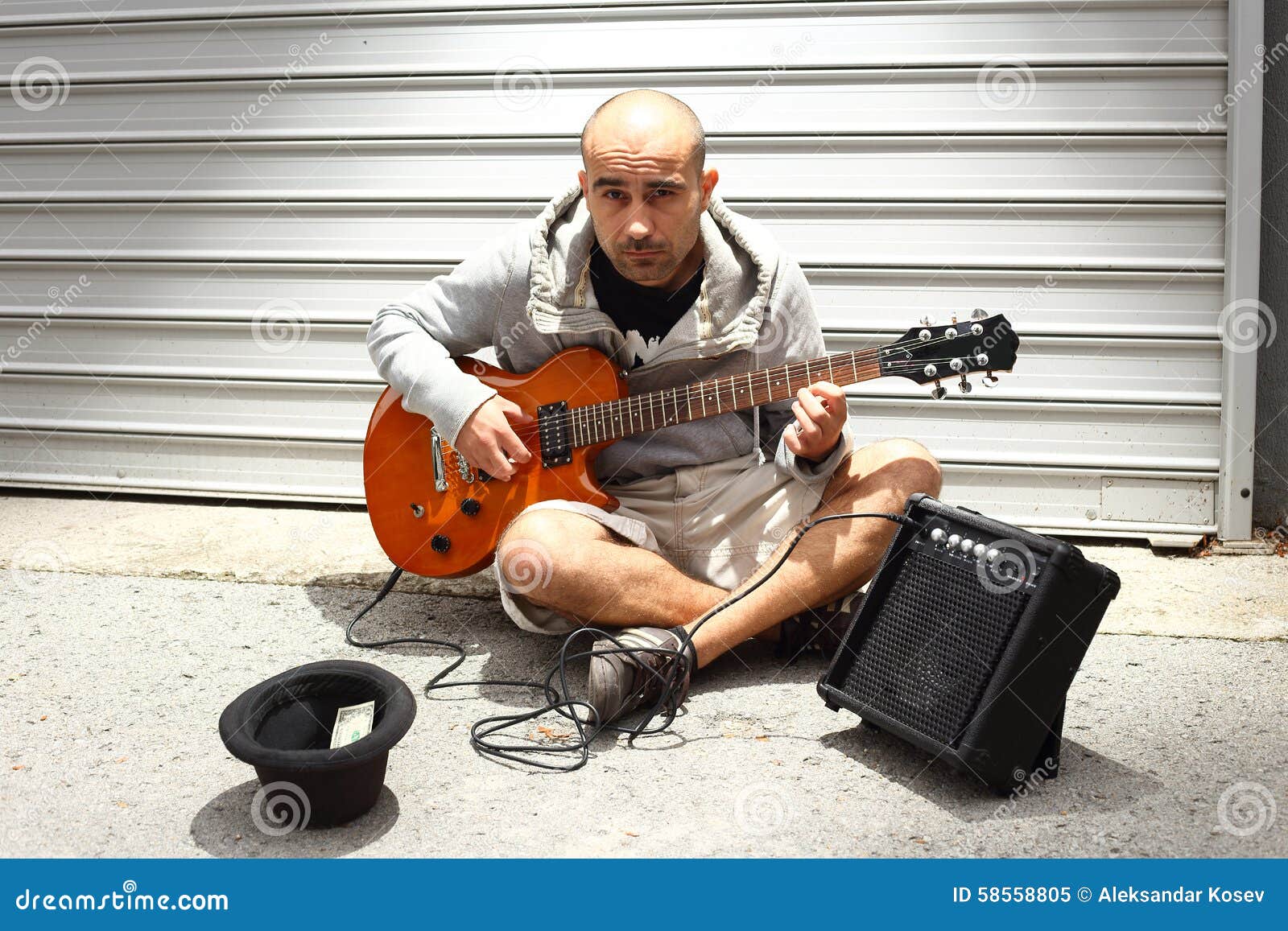 Musicien de rue image stock. Image du artiste, jeune - 58558805