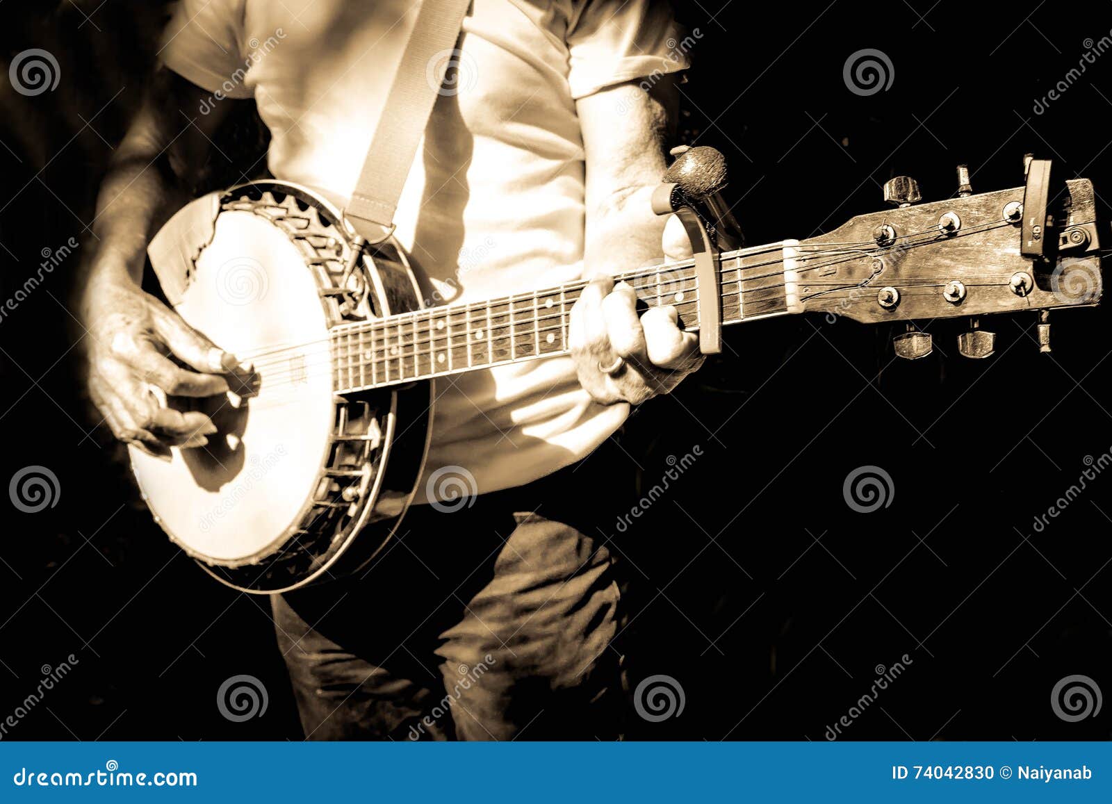 Musicien jouant le banjo photo stock. Image du banjo - 74042830