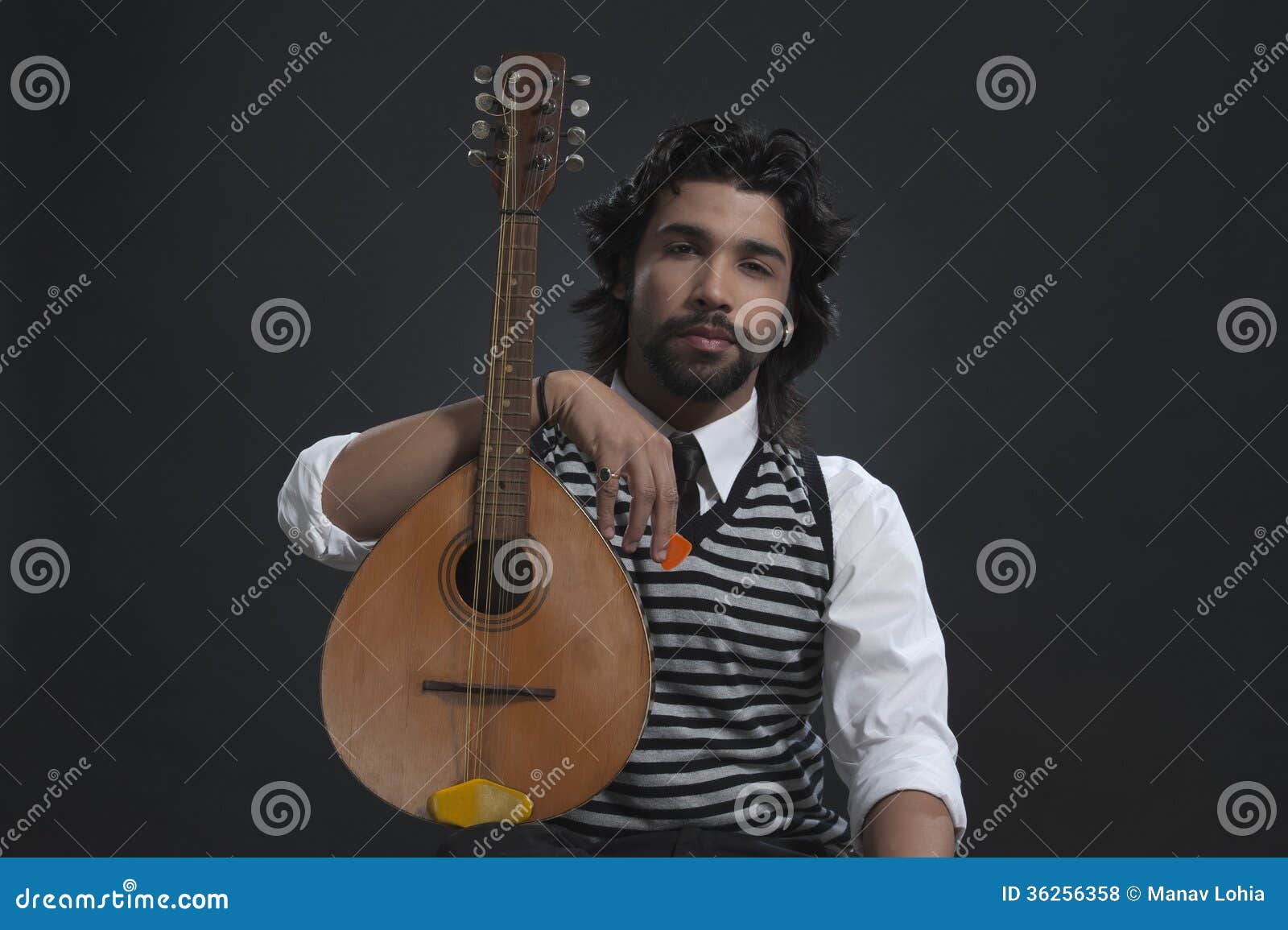 Musicien tenant un luth photo stock. Image du ethnicité - 36256358