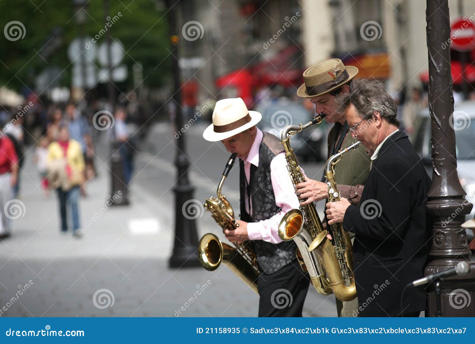Musiciens de rue à Paris. image éditorial. Image du gens - 21158935