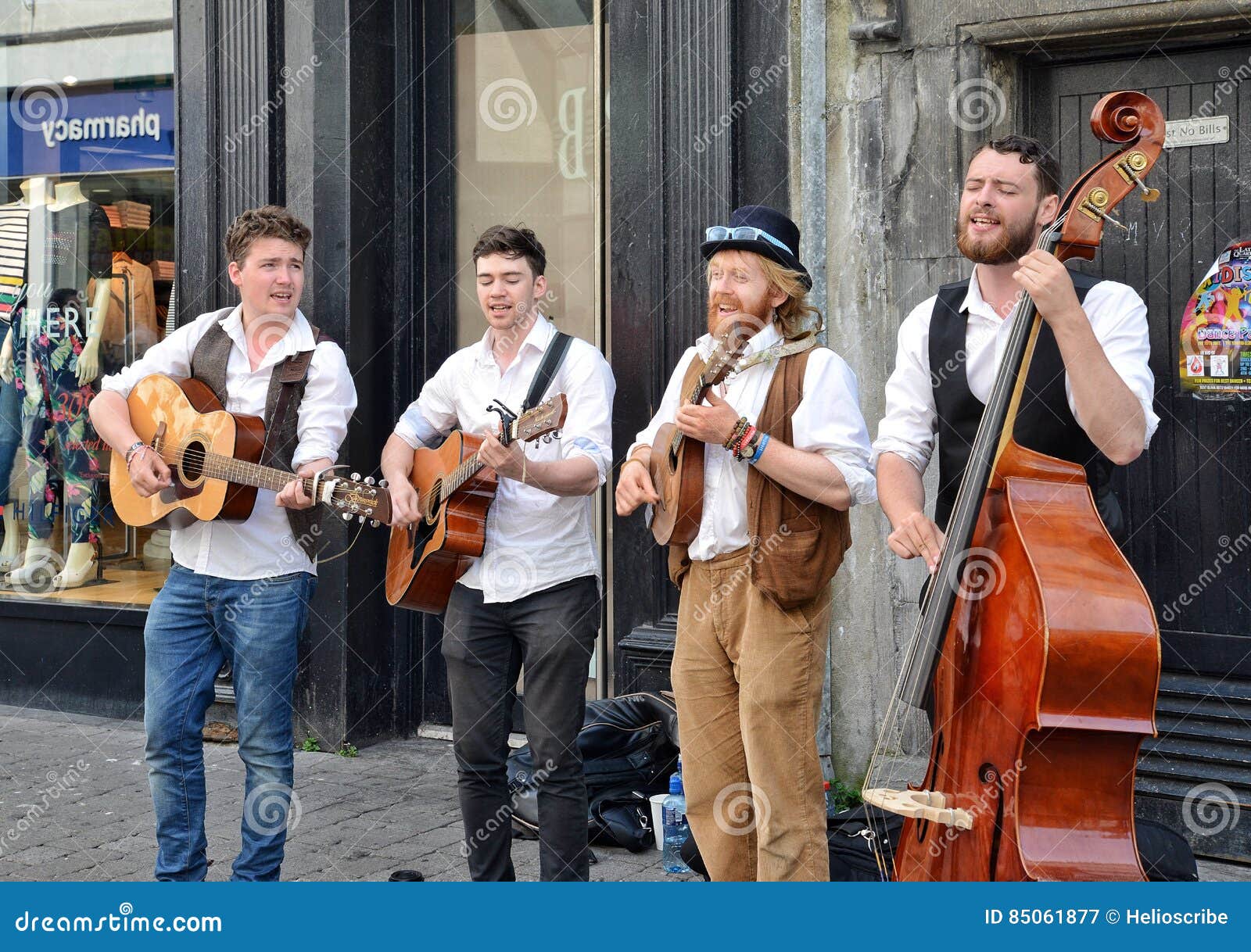 Musiciens De Rue Dans Galway Photographie éditorial - Image du ...