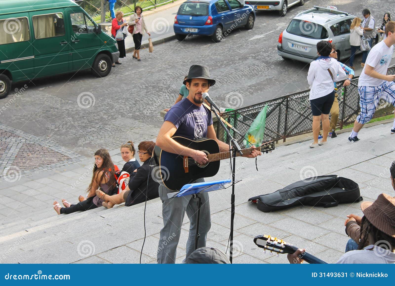 Musiciens De Rue Sur Montmartre. Photo éditorial - Image du écoutez ...