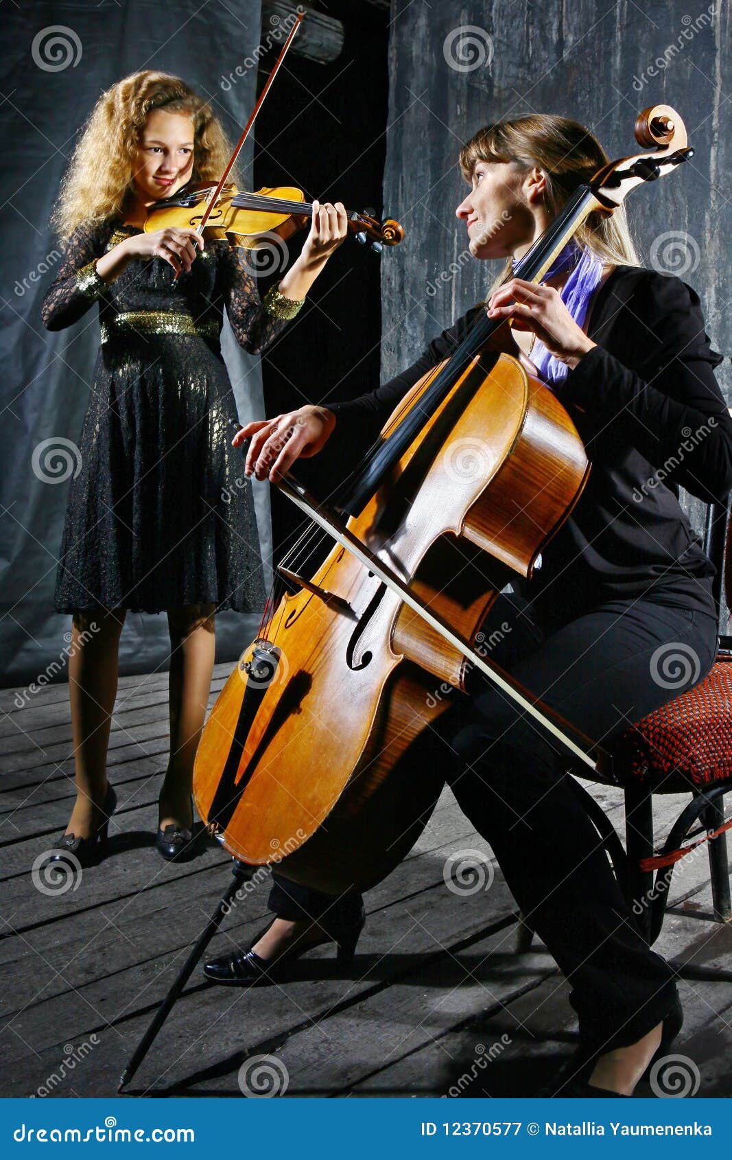 Musiciens De Violoncelle Et De Violon Image stock - Image du ...