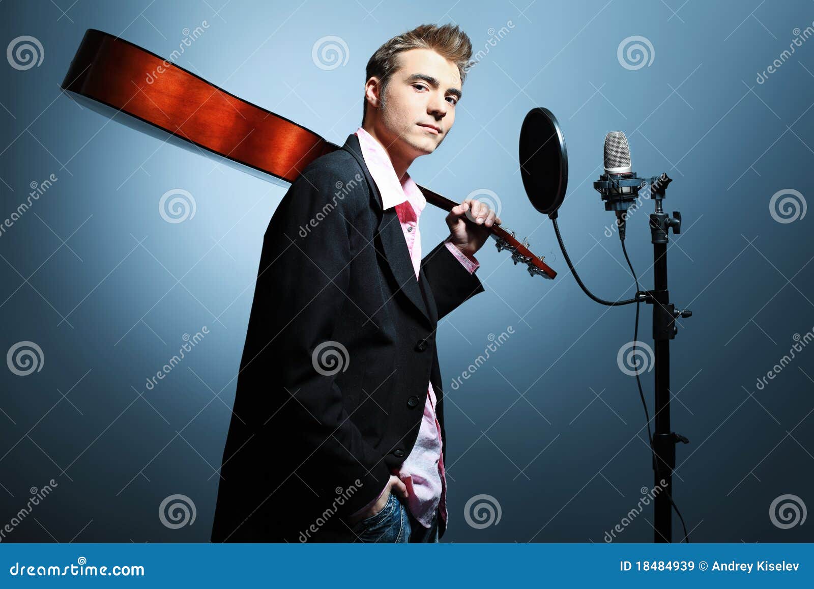 Musiker stockbild. Bild von guitarre, haar, hintergrund - 18484939