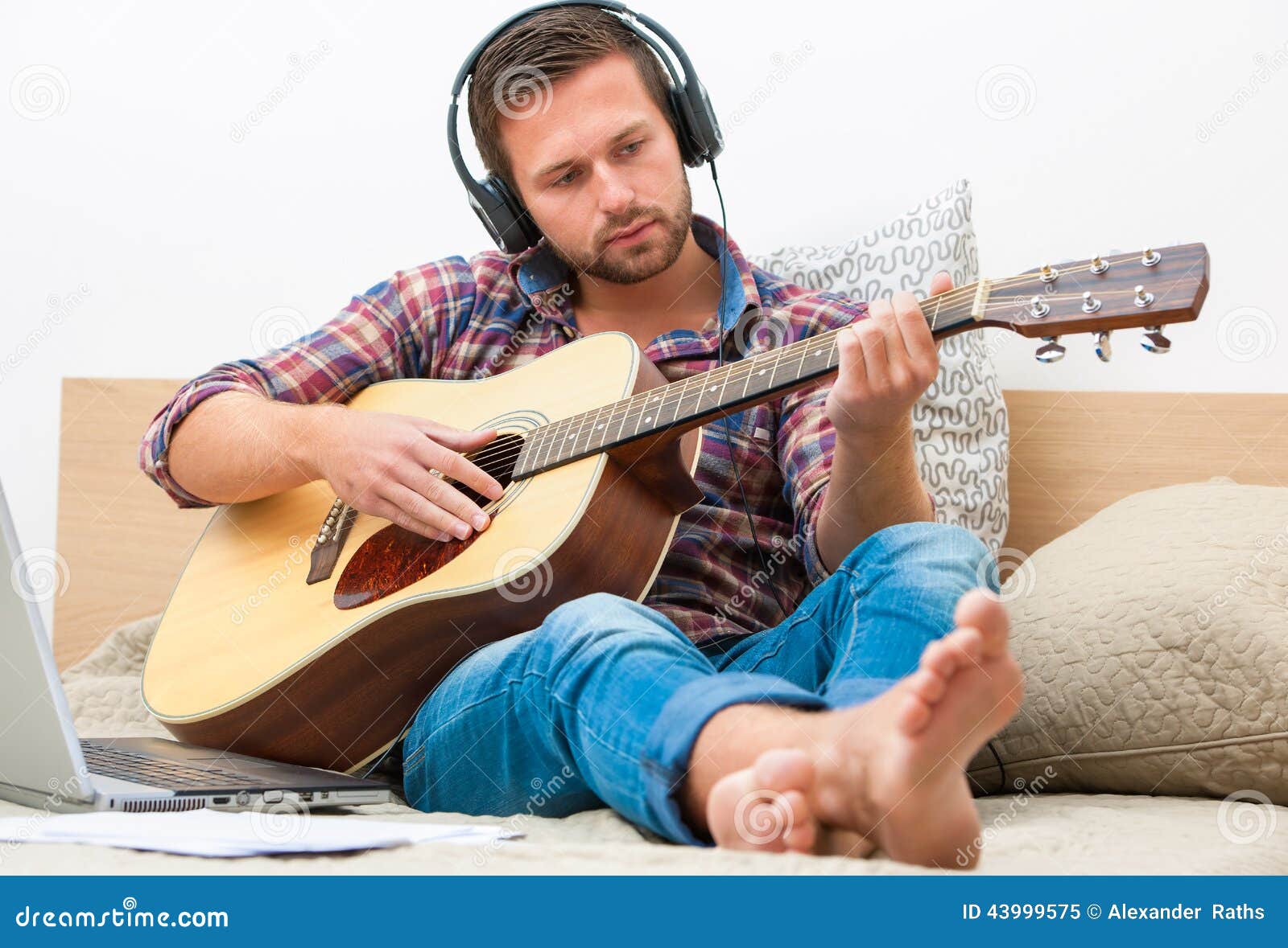 Musiker, Der Akustikgitarre Spielt Stockbild - Bild von musikalisch ...