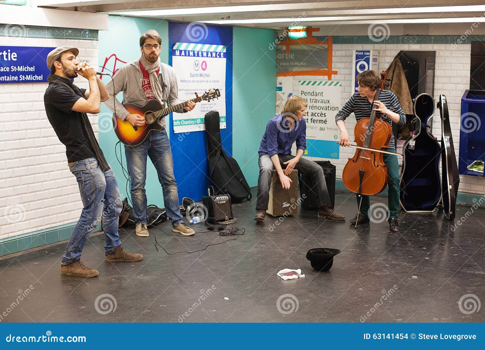 Musiker, Die in Der Paris-Metro Busking Sind Redaktionelles Stockbild ...