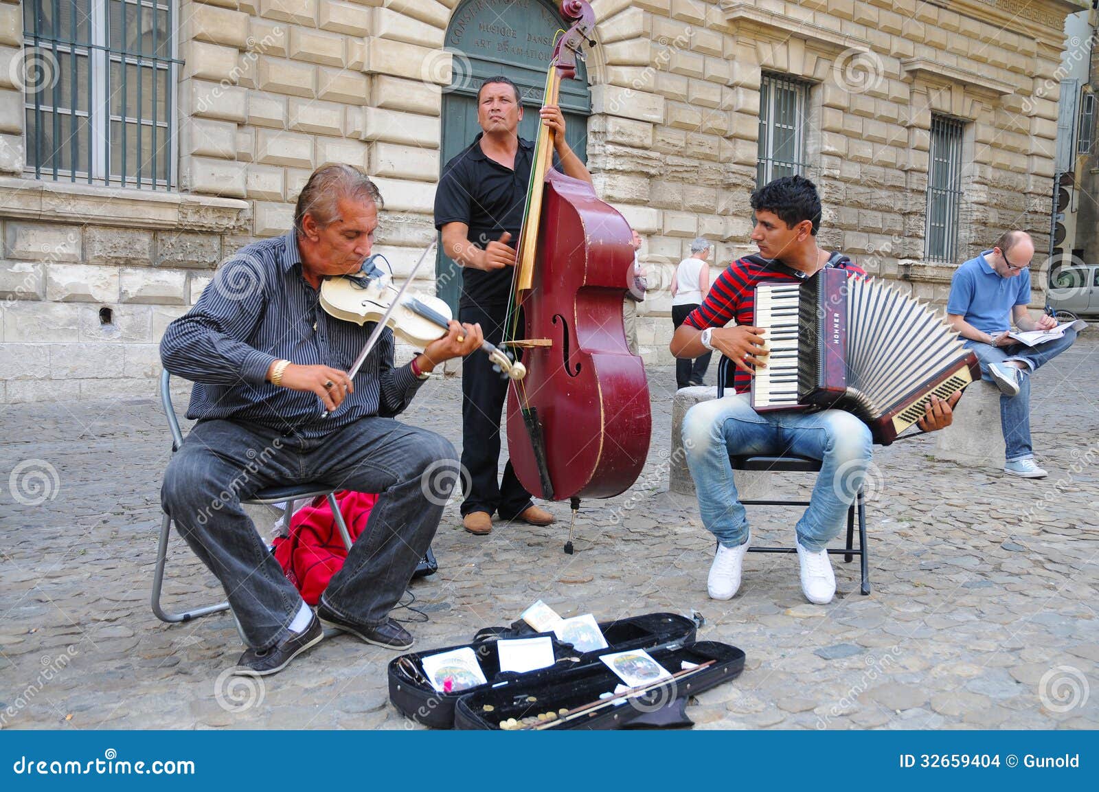 Musique de rue image stock éditorial. Image du mâle, capital - 32659404