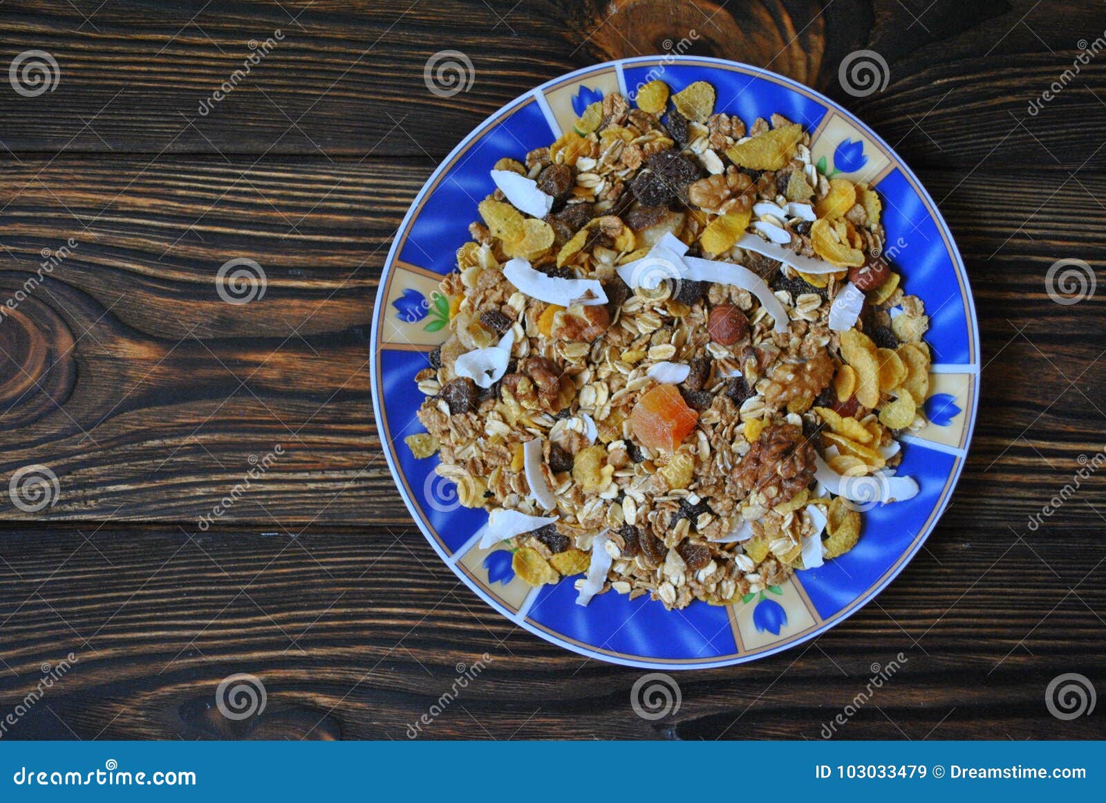 Musli image stock. Image du diététique, noix, cornflakes - 103033479
