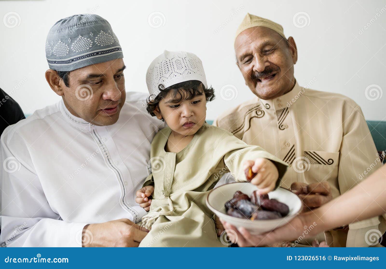 Muslim Boy Eating Dried Dates Stock Photo - Image of keffiyeh, kandura ...