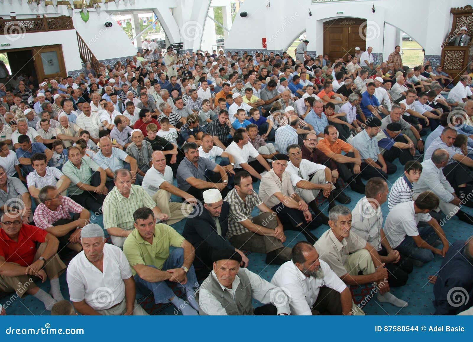 Men praying in mosque editorial stock image. Image of believers - 87580544