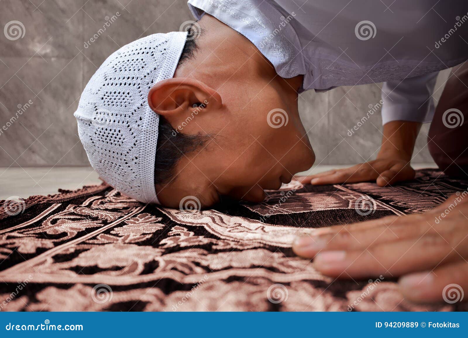 Muslim man praying stock image. Image of mosque, adult - 94209889