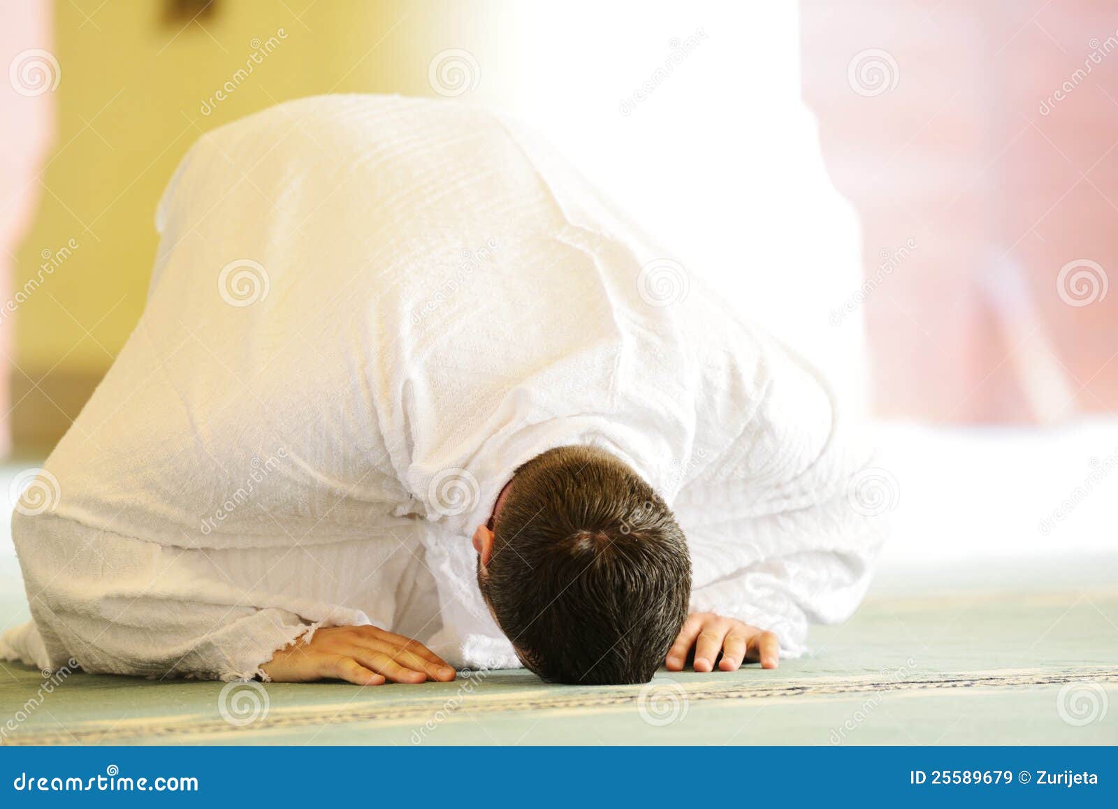 Muslim pilgrims at Miqat stock image. Image of omra, masjid - 25589679