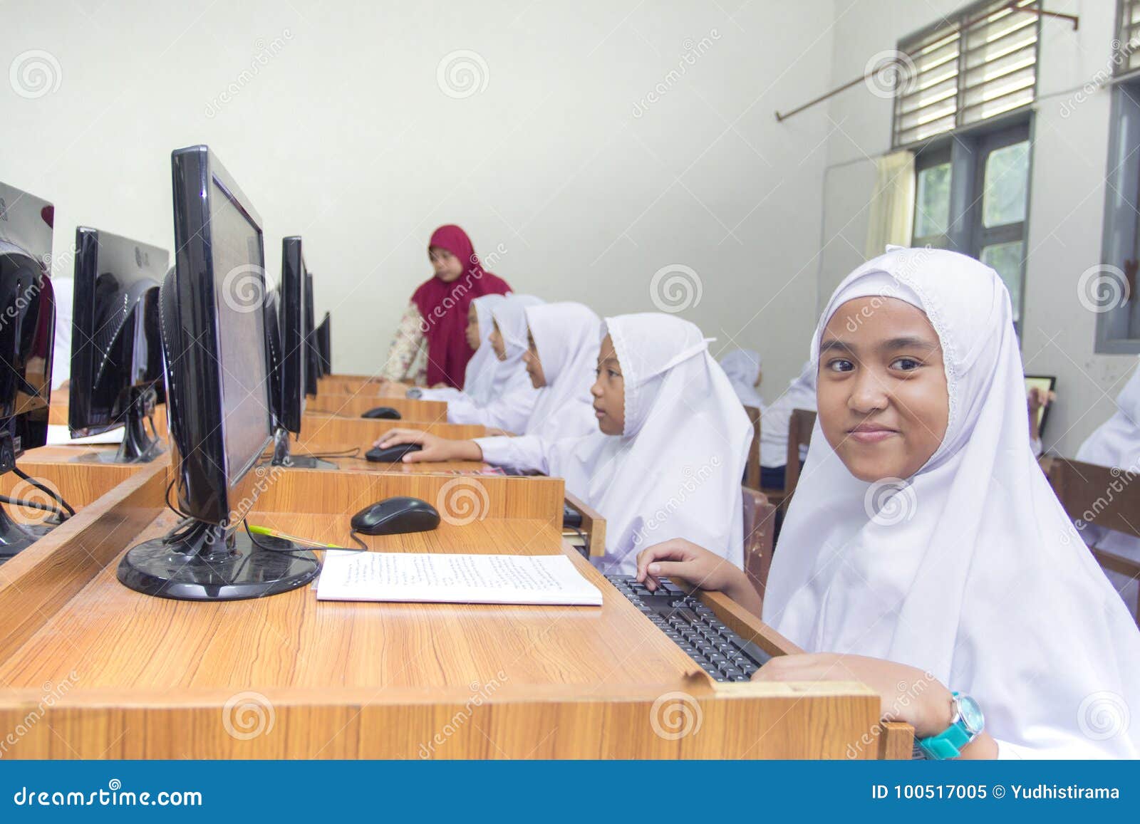 Muslim students editorial image. Image of pattern, asia - 100517005