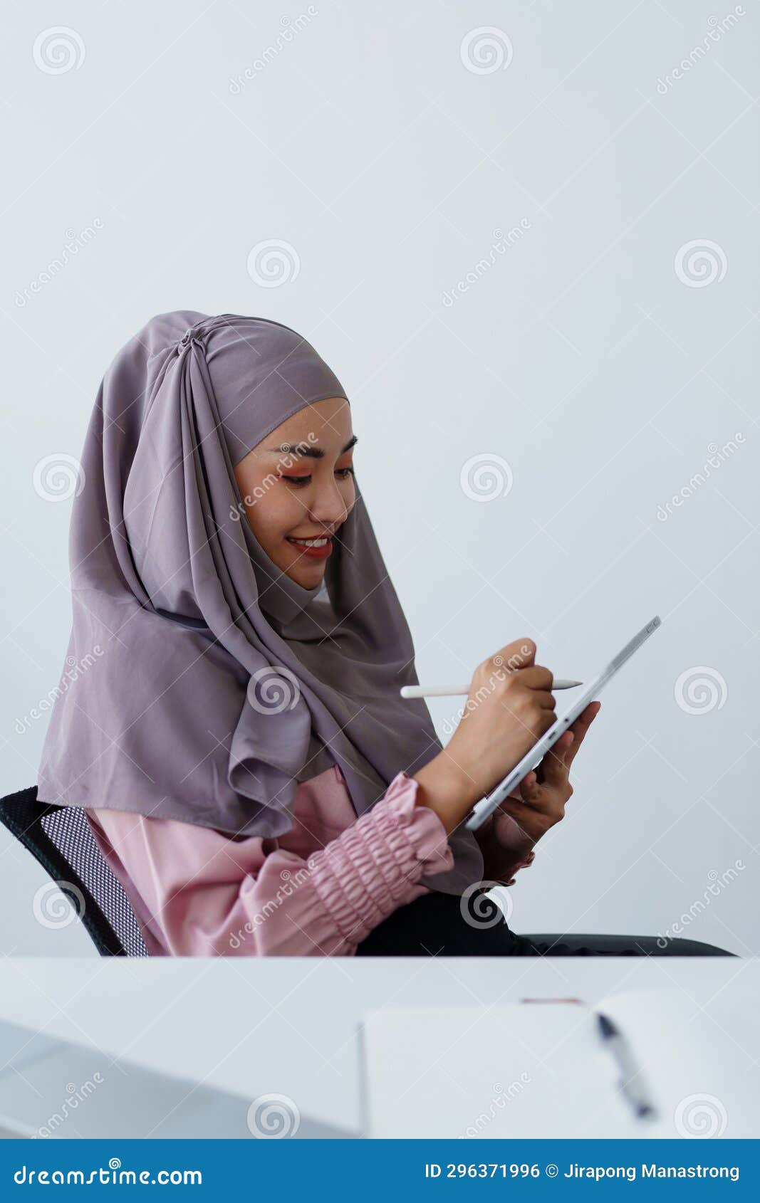 Muslim Women Use Tablet Computers, and Laptops To Check Their Accounts ...