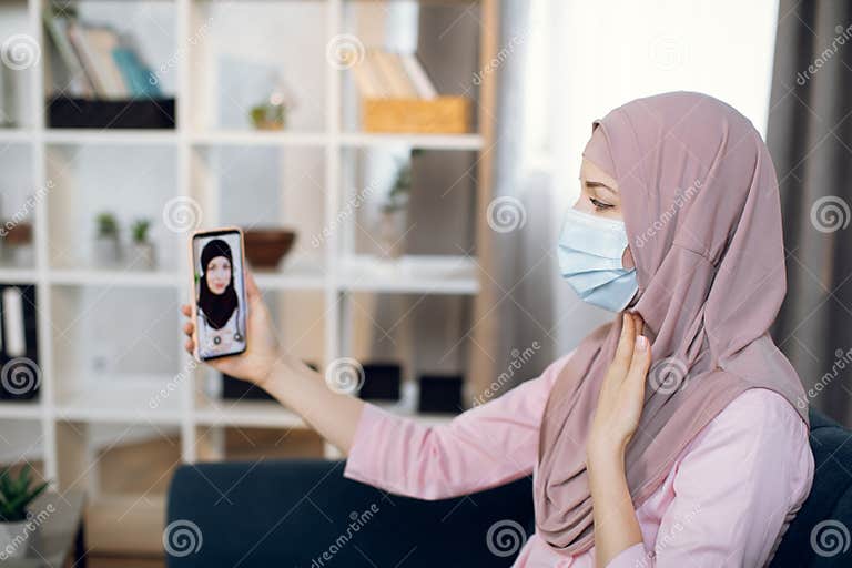 Muslimsk Ung Kvinnlig Patient Med Ont I Halsen Med Videochatt Med ... Muslimsk Ung Kvinnlig Patient Med Ont I Halsen Med Videochatt Med ...