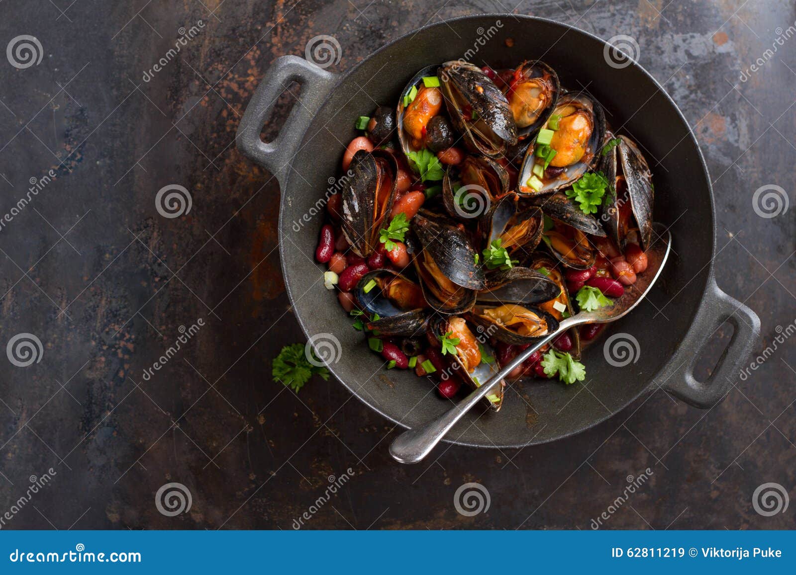 Mussels in cast iron pot stock image. Image of iron, edible - 62811219