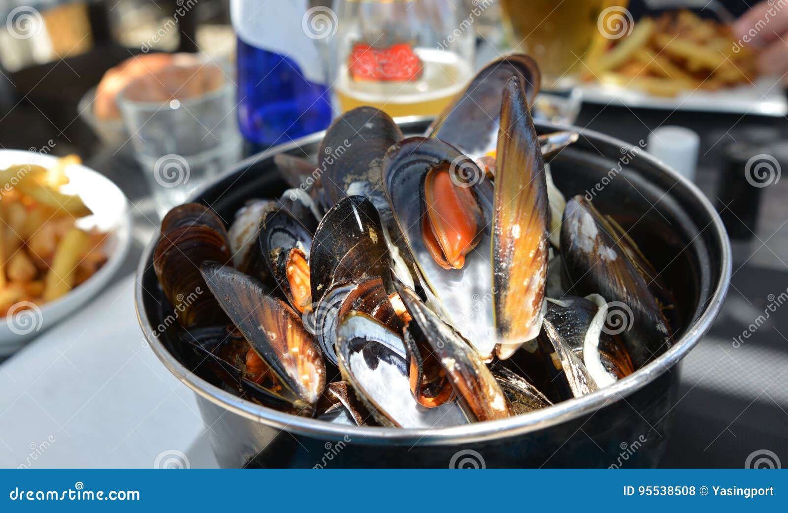 Mussla I Eldfast Form I En Restaurante Arkivfoto - Bild av ätligt, flyg ...