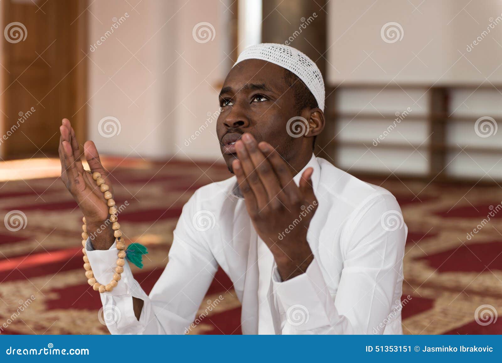 Musulmanes Africanos Jovenes Guy Praying Imagen de archivo - Imagen de ...
