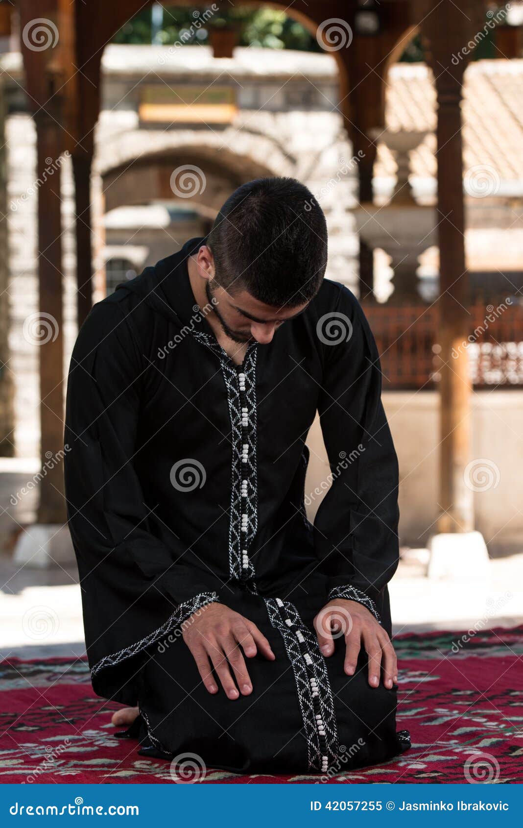 Musulmanes Jovenes Guy Praying Imagen de archivo - Imagen de positivo ...