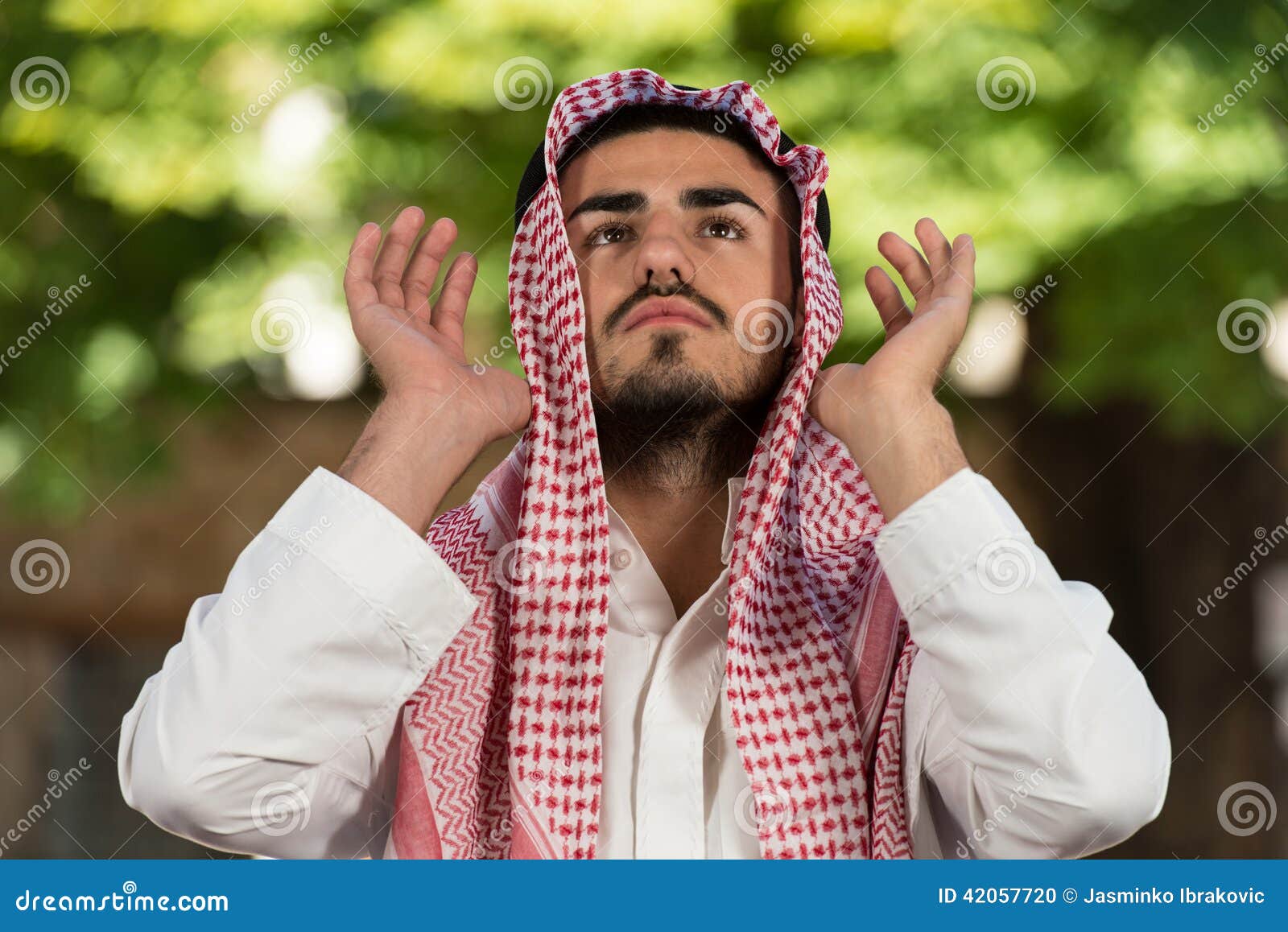 Musulmanes Jovenes Guy Praying Foto de archivo - Imagen de hombre ...