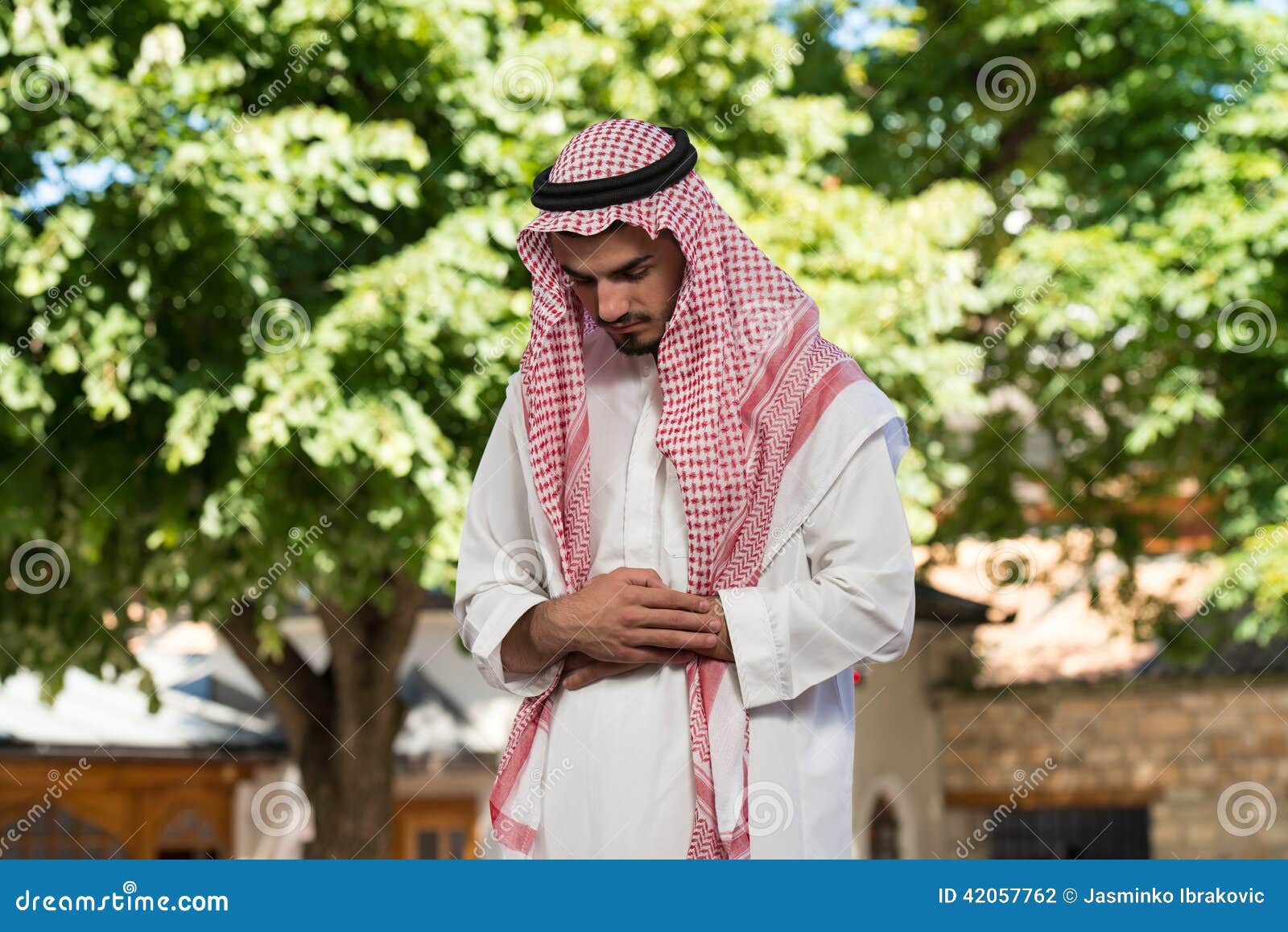 Musulmanes Jovenes Guy Praying Foto de archivo - Imagen de barba ...