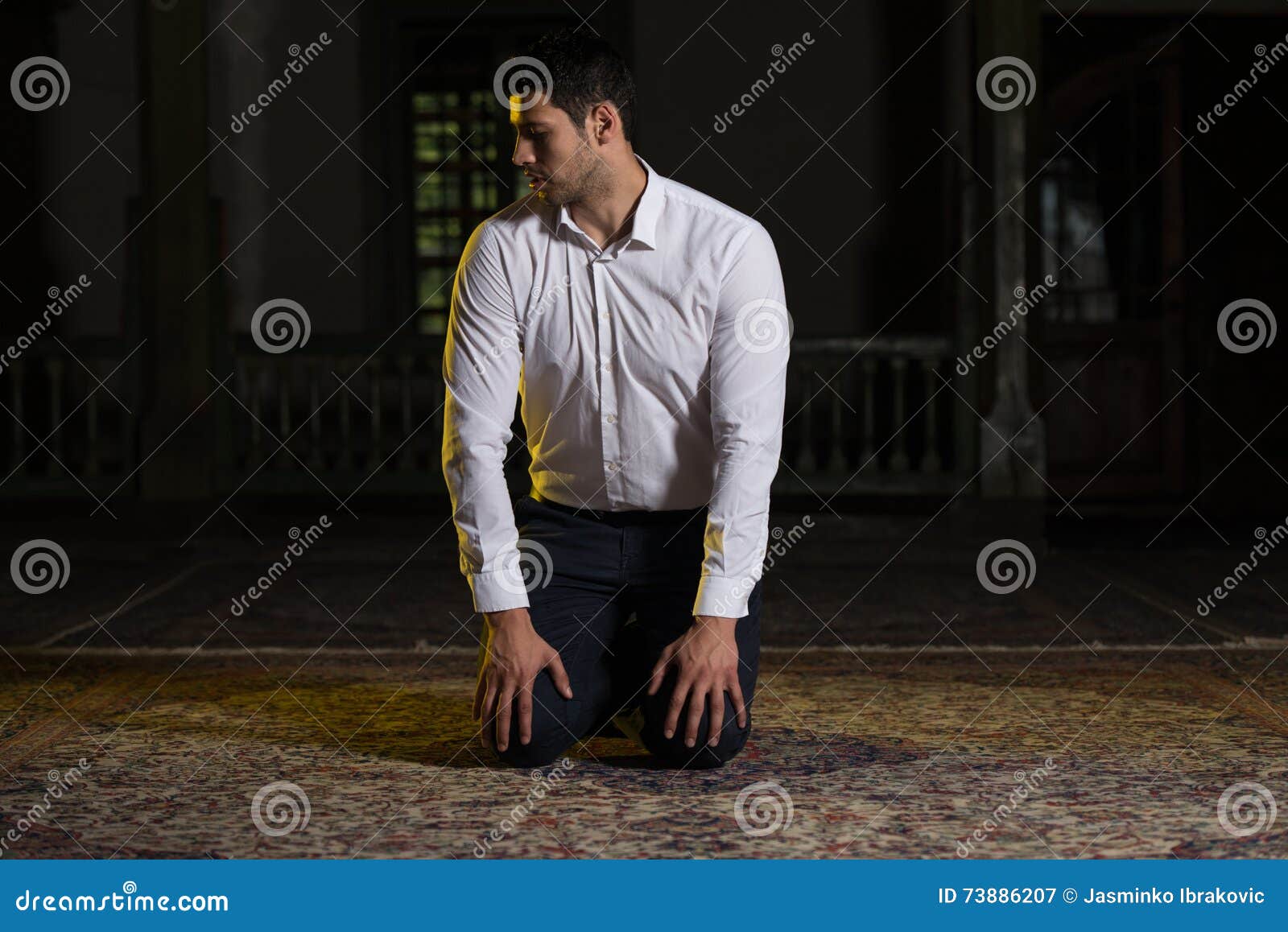Musulmanes Jovenes Guy Praying Imagen de archivo - Imagen de hombre ...