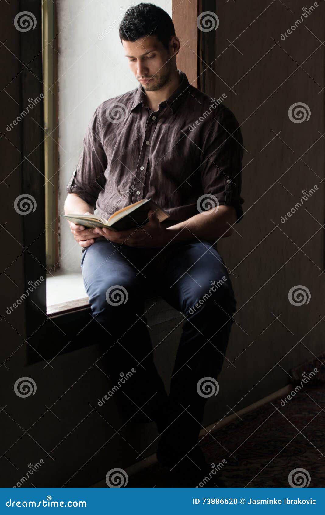 Musulmanes Jovenes Guy Reading the Koran Foto de archivo - Imagen de ...