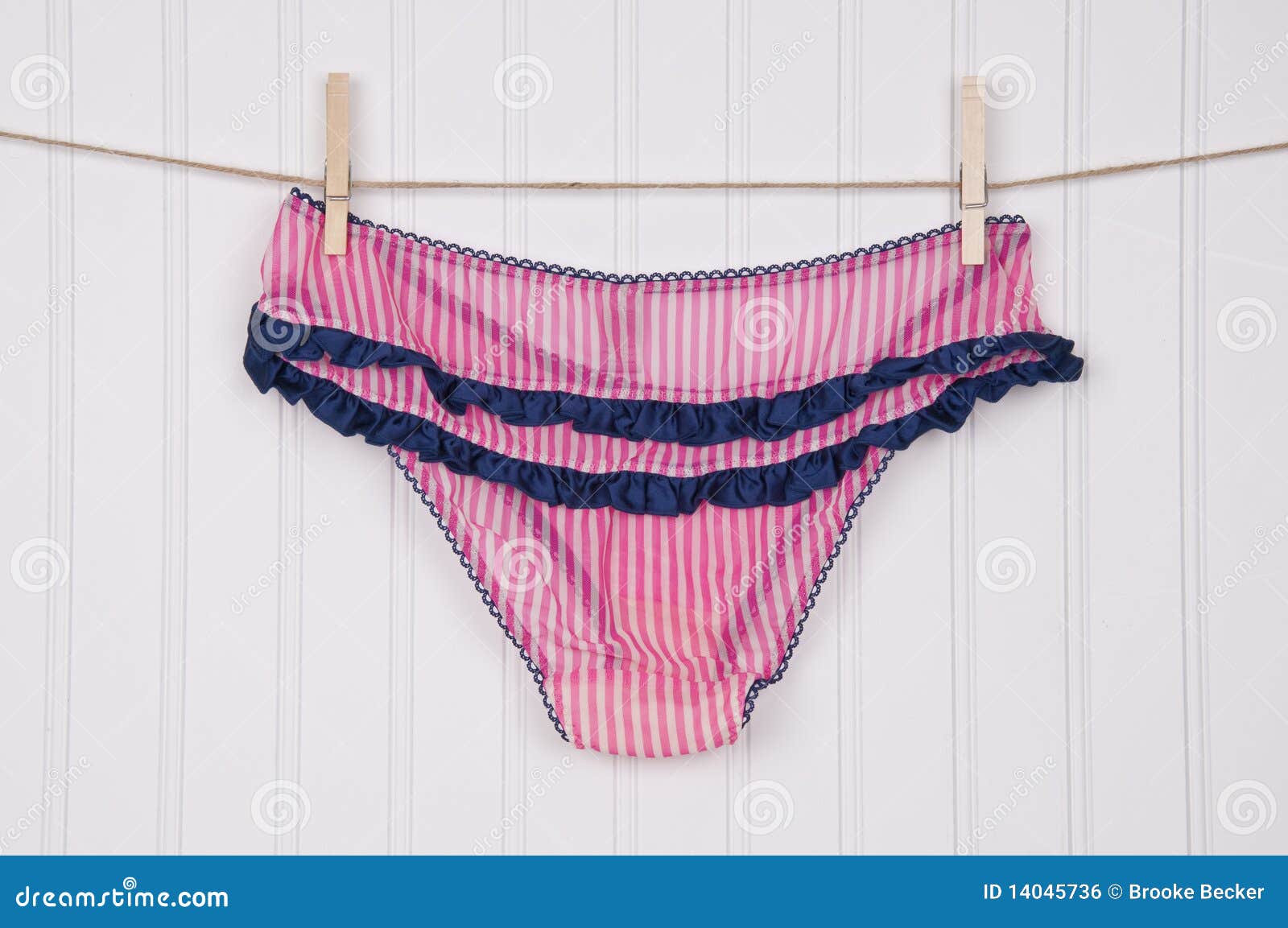 Mutandine Su Un Clothesline Fotografia Stock - Immagine di increspatura ...