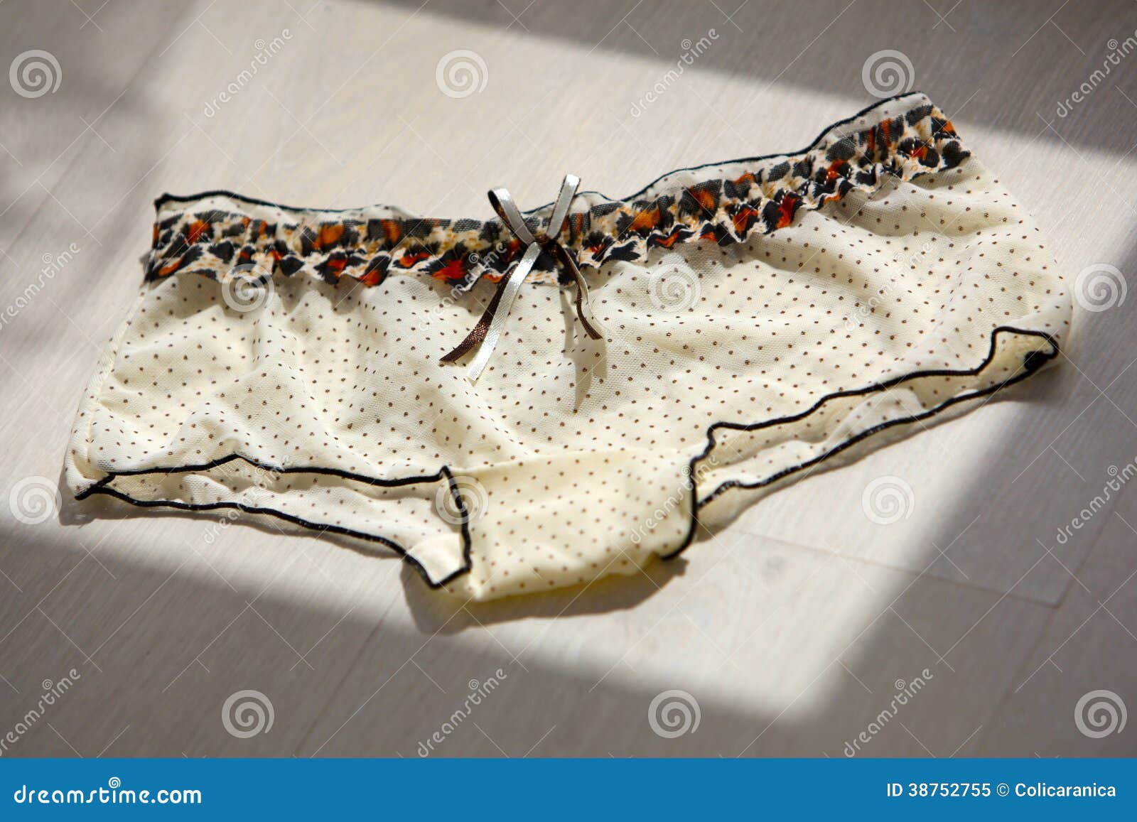 Mutandine trasparenti immagine stock. Immagine di donna - 38752755