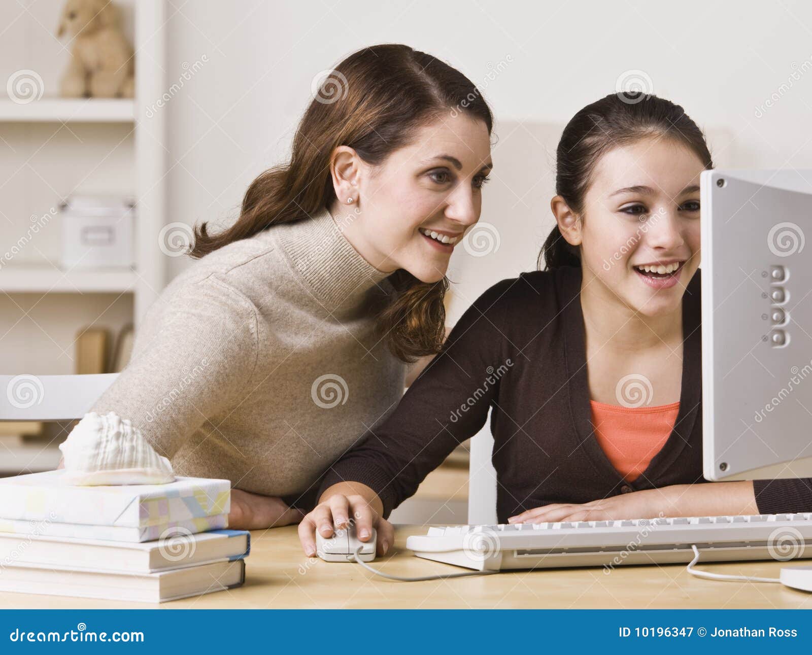 Mutter Auf Tochter Auf Computer Stockbild - Bild von haus, lang: 10196347