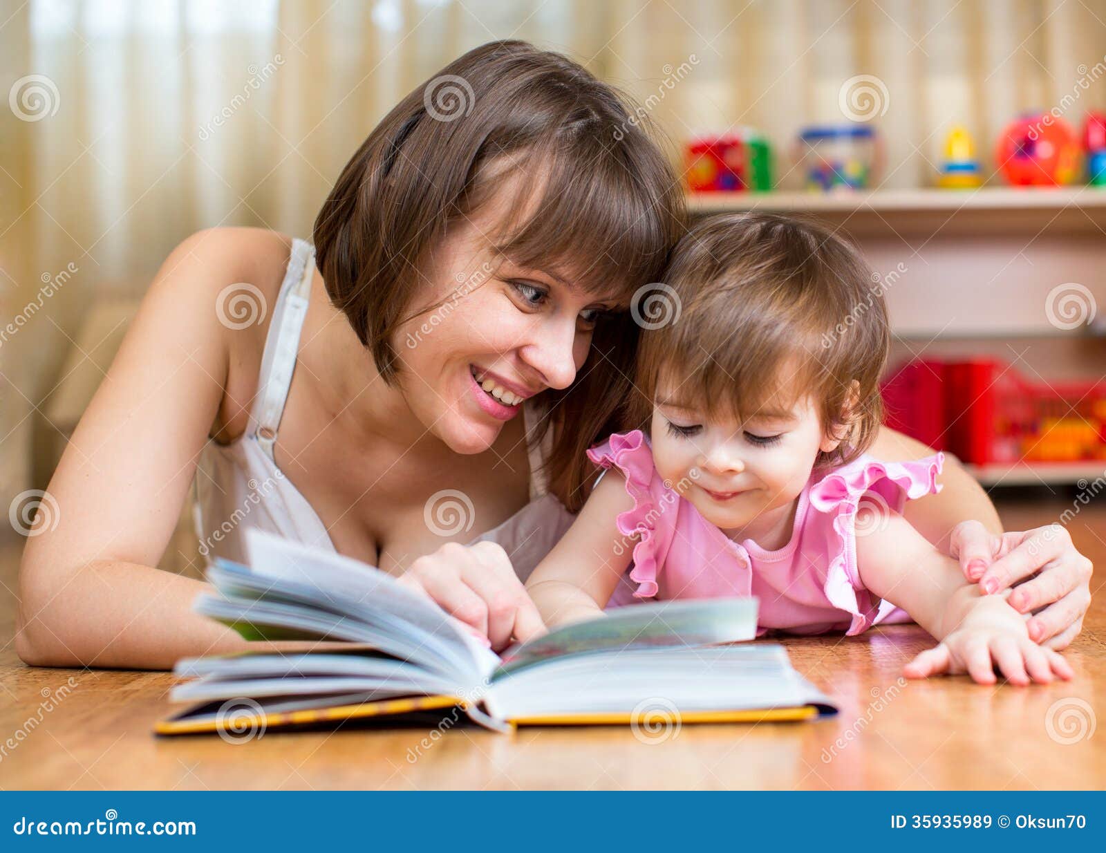 Mutter, Die Ein Buch Liest, Um Zu Hause Zu Scherzen Stockbild - Bild ...