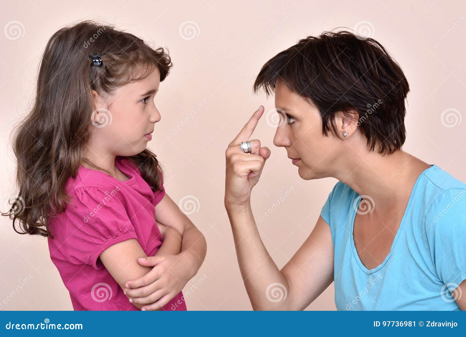 Mutter, Die Eine Tochter Schilt Stockbild - Bild von mamma, erwachsener ...
