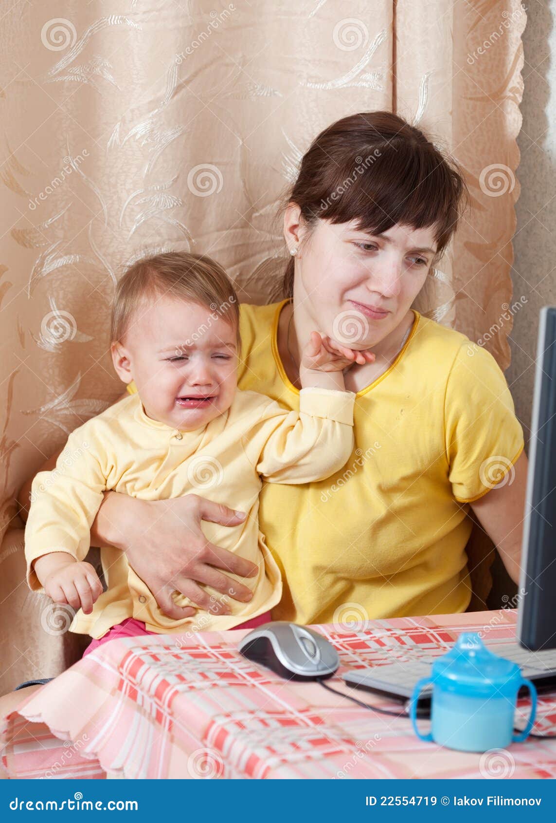 Mutter, Die Mit Computer Arbeitet Stockbild - Bild von zicklein ...