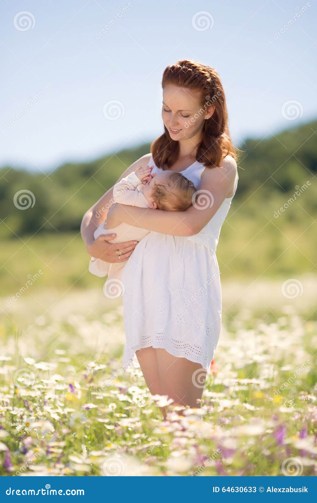 Mutter, Die Mit Ihrem Baby Aufwirft Stockbild - Bild von menschlich ...