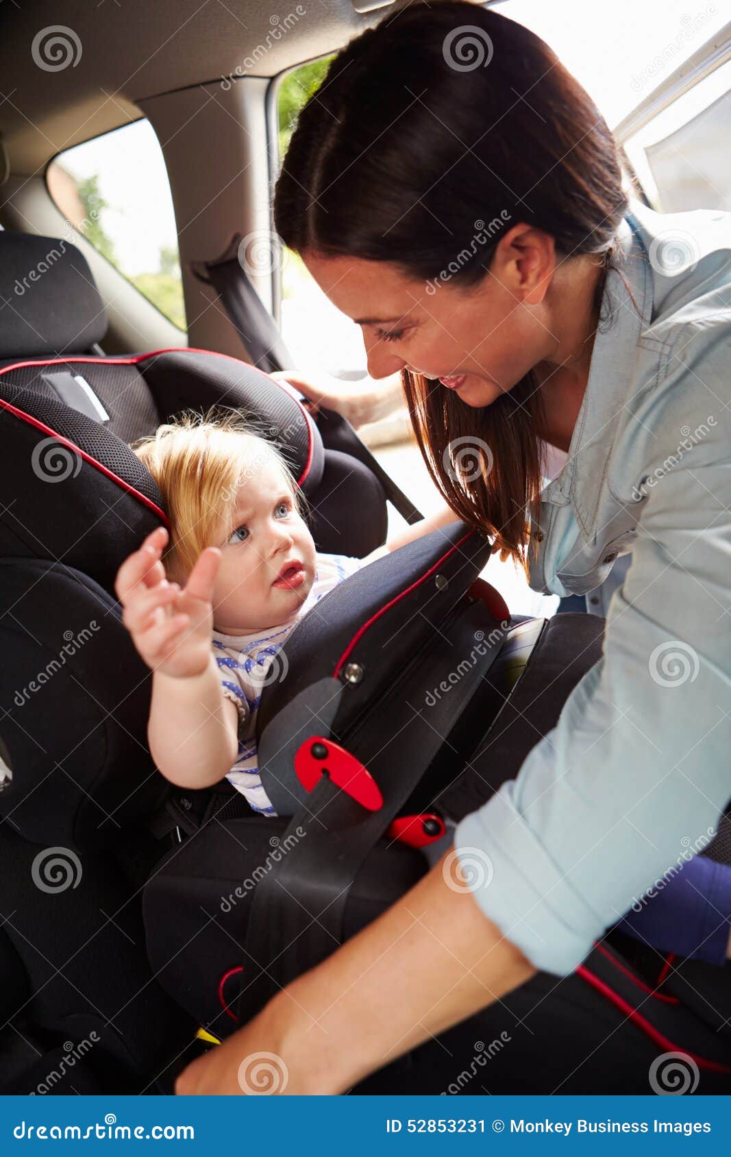Mutter, Die Tochter in Sicherheit Seat Auf Auto-Reise Einsetzt ...