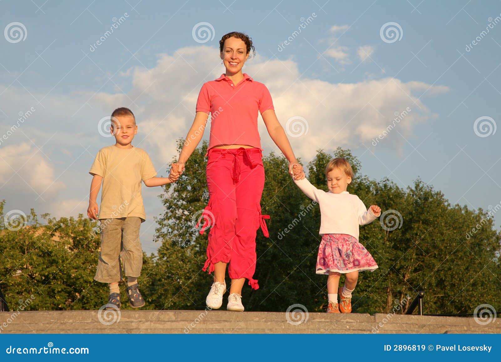 Mutter geht mit Kindern stockbild. Bild von hand, freizeit - 2896819