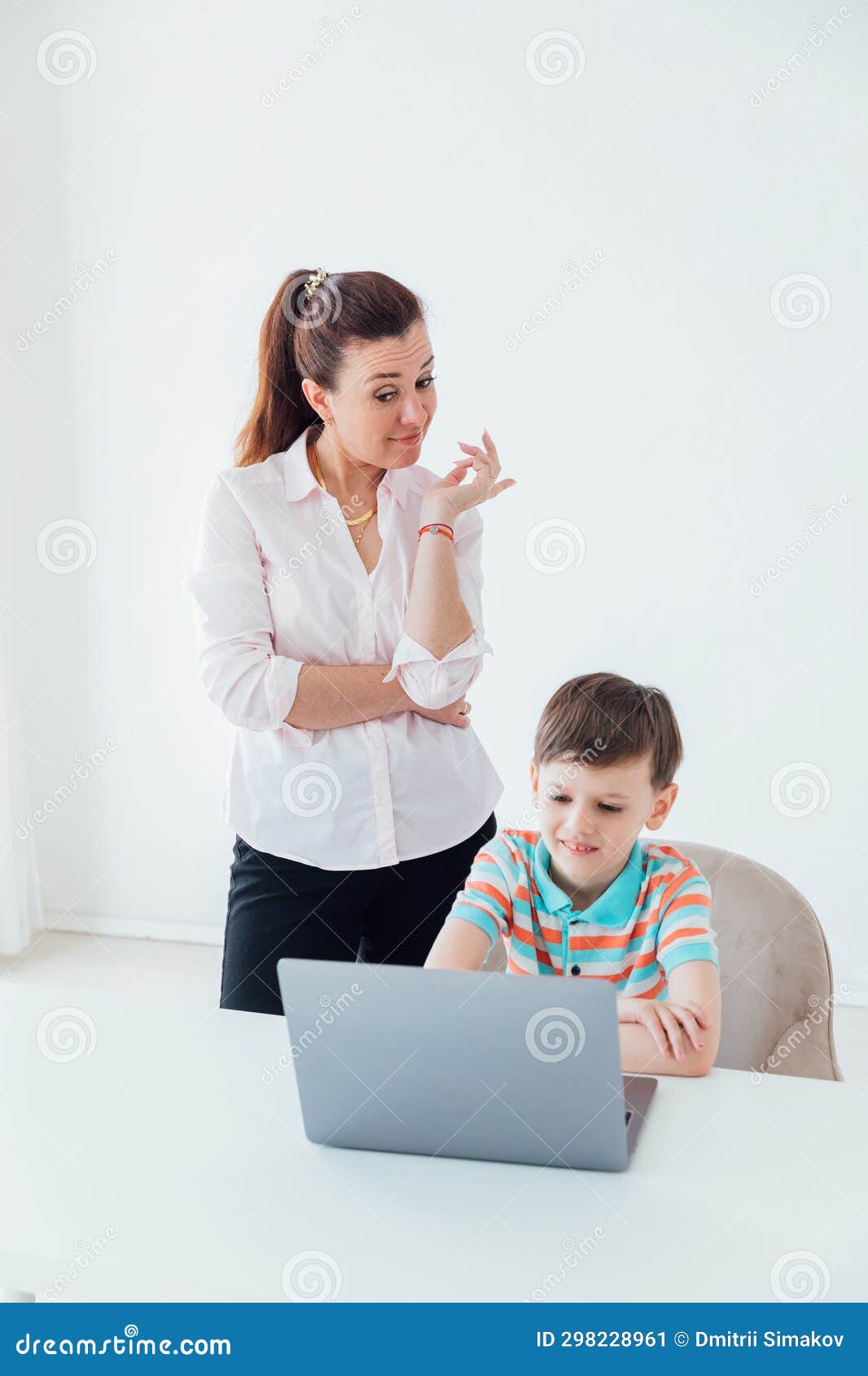 Mutter Hilft Ihrem Sohn, Schulaufgaben am Computer Zu Erledigen ...