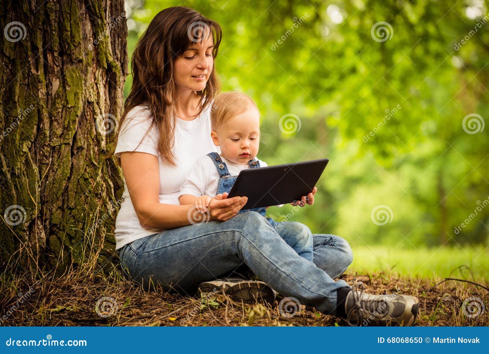 Mutter, Kind und Tablette stockfoto. Bild von grün, kindheit - 68068650