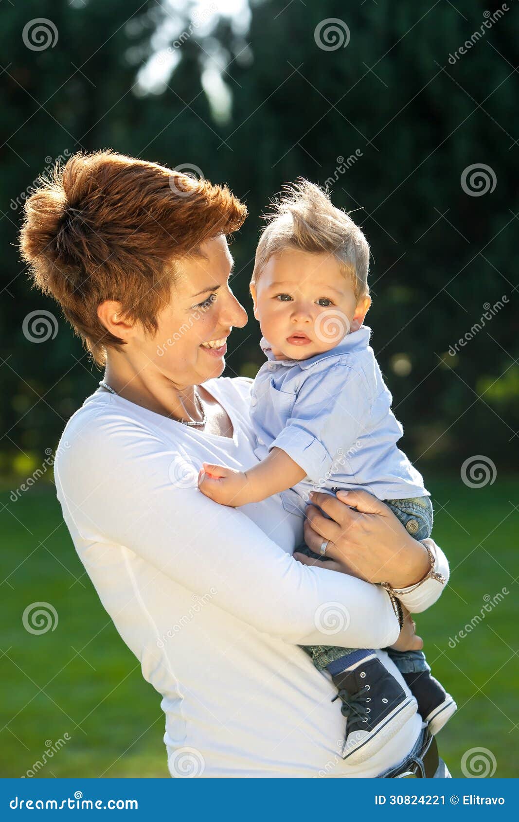Mutter mit Baby stockbild. Bild von umarmung, einzeln - 30824221