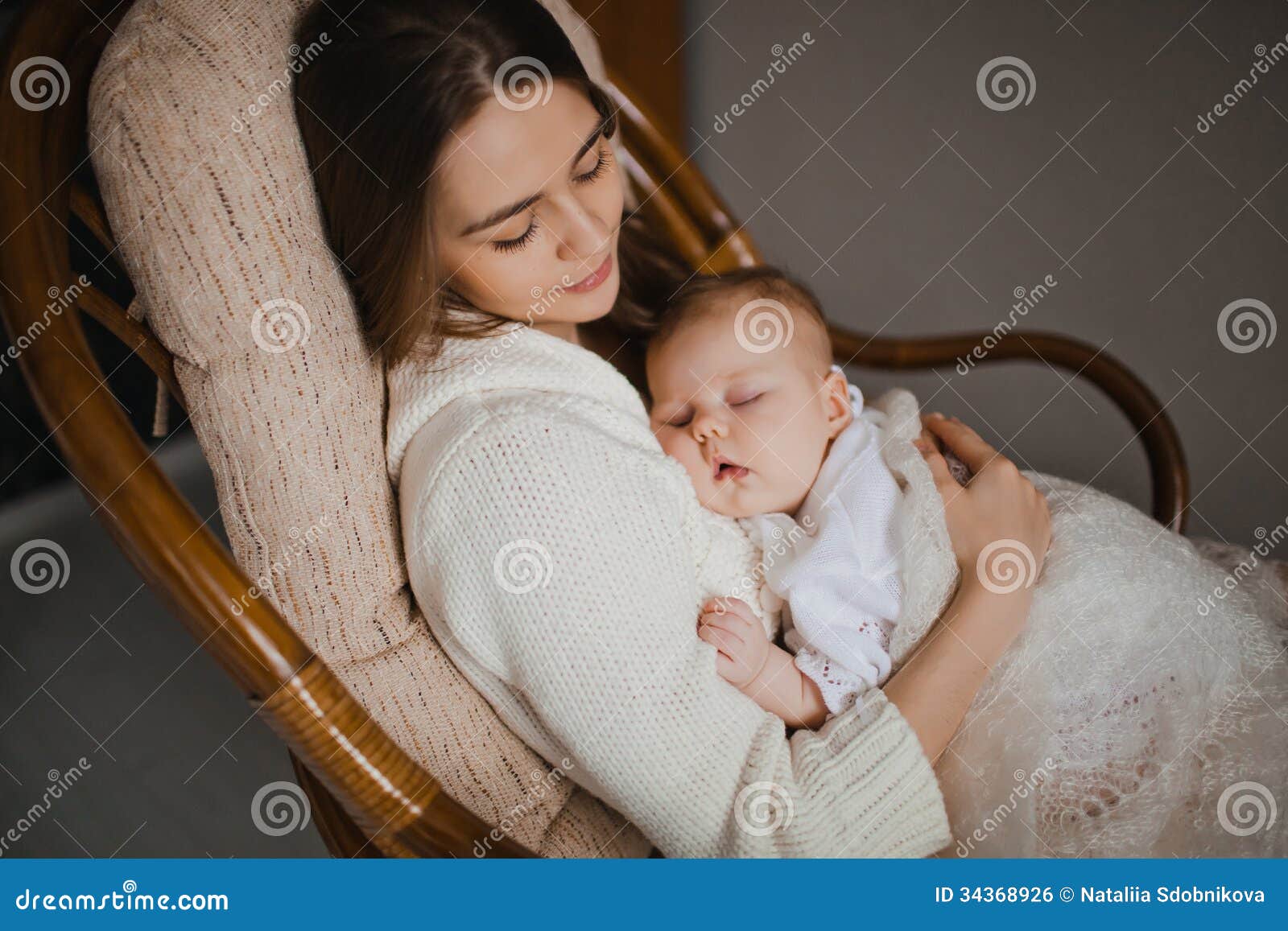 Mutter mit Baby stockfoto. Bild von obacht, glücklich - 34368926