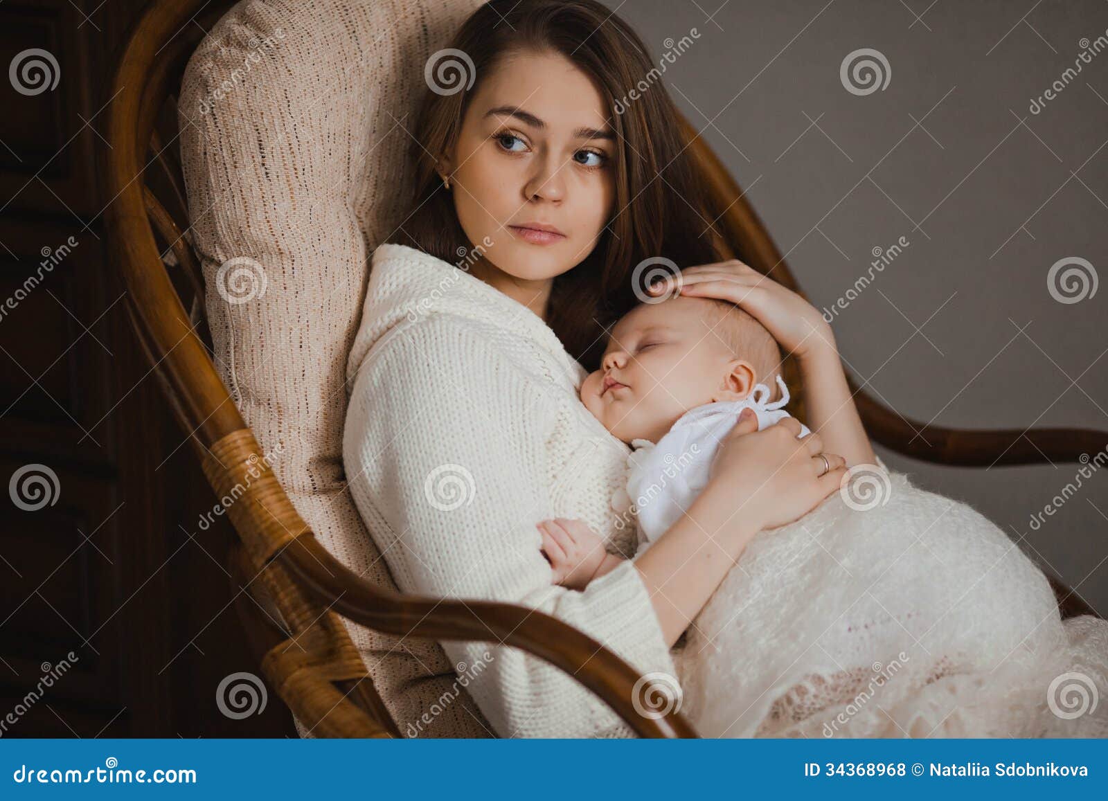 Mutter mit Baby stockfoto. Bild von liebe, harmonie, schön - 34368968