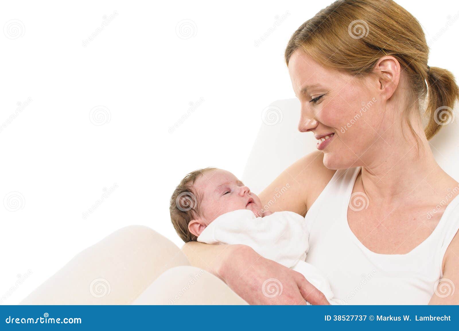 Mutter mit Baby im Arm stockbild. Bild von kindheit, liebe - 38527737