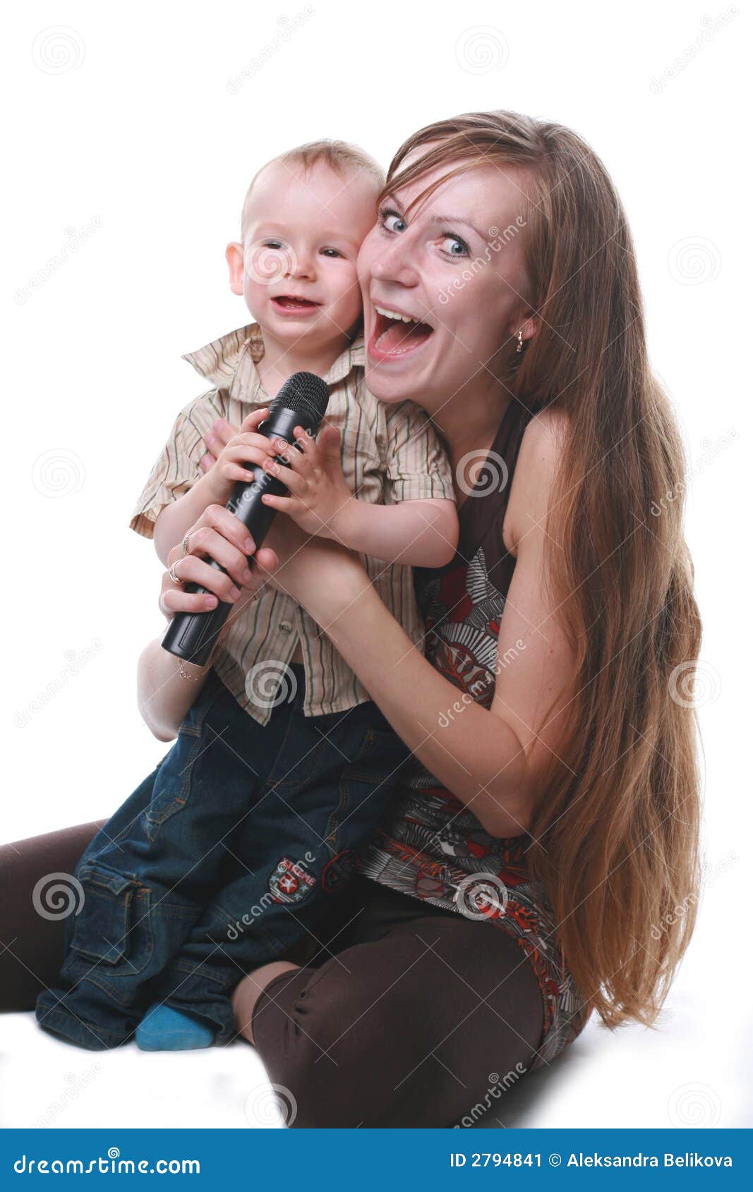 Mutter mit dem Kind singen stockbild. Bild von gesicht - 2794841