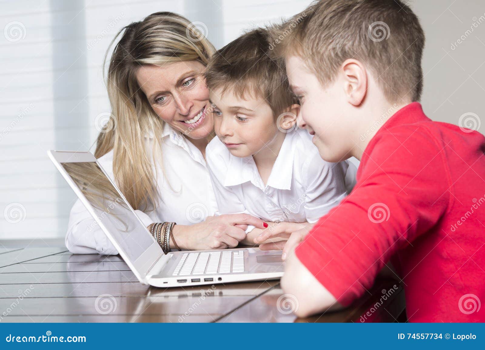 Mutter Mit Den Kindern, Die Auf Laptop-Computer Spielen Stockfoto ...