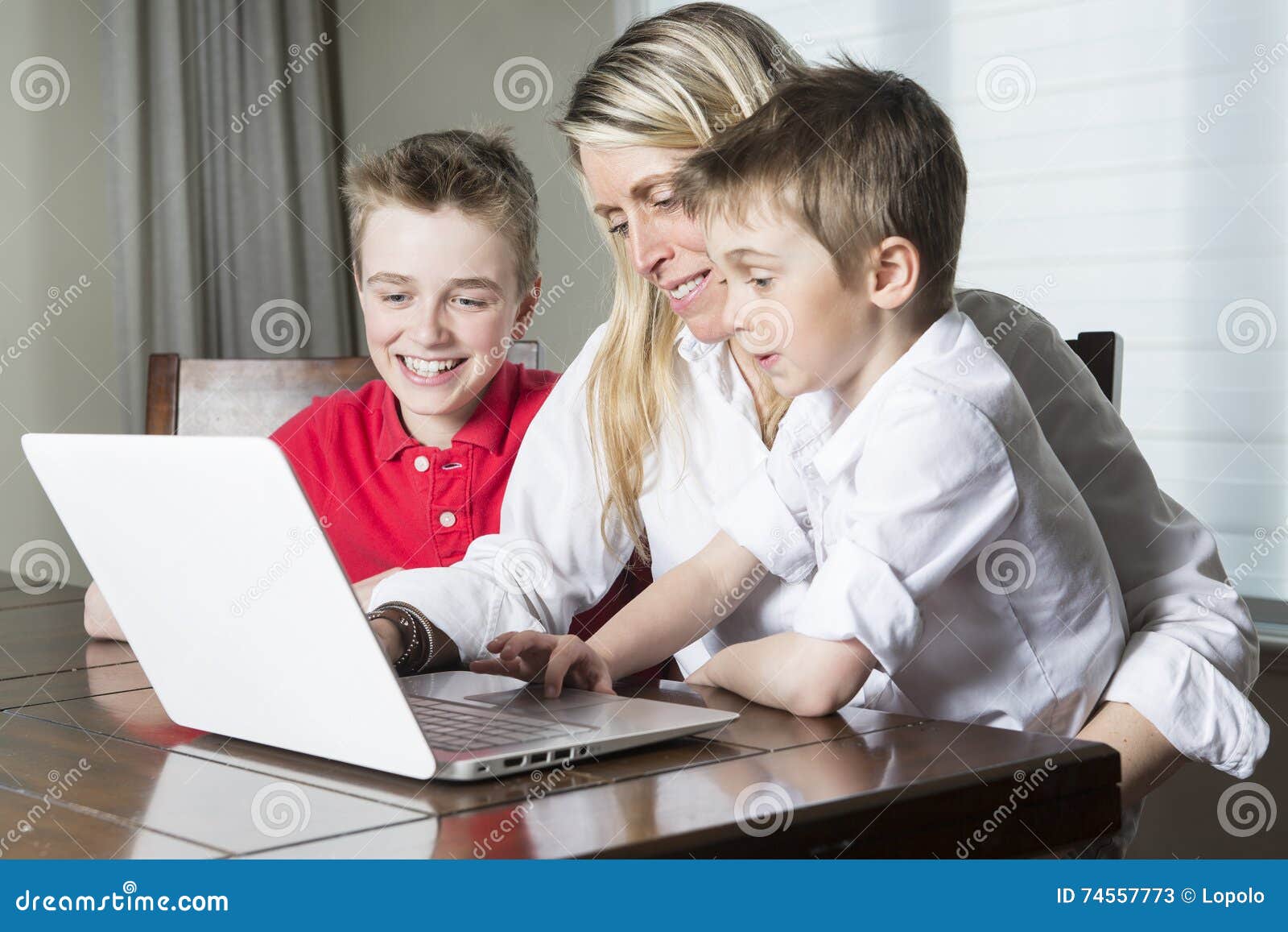 Mutter Mit Den Kindern, Die Auf Laptop-Computer Spielen Stockbild ...