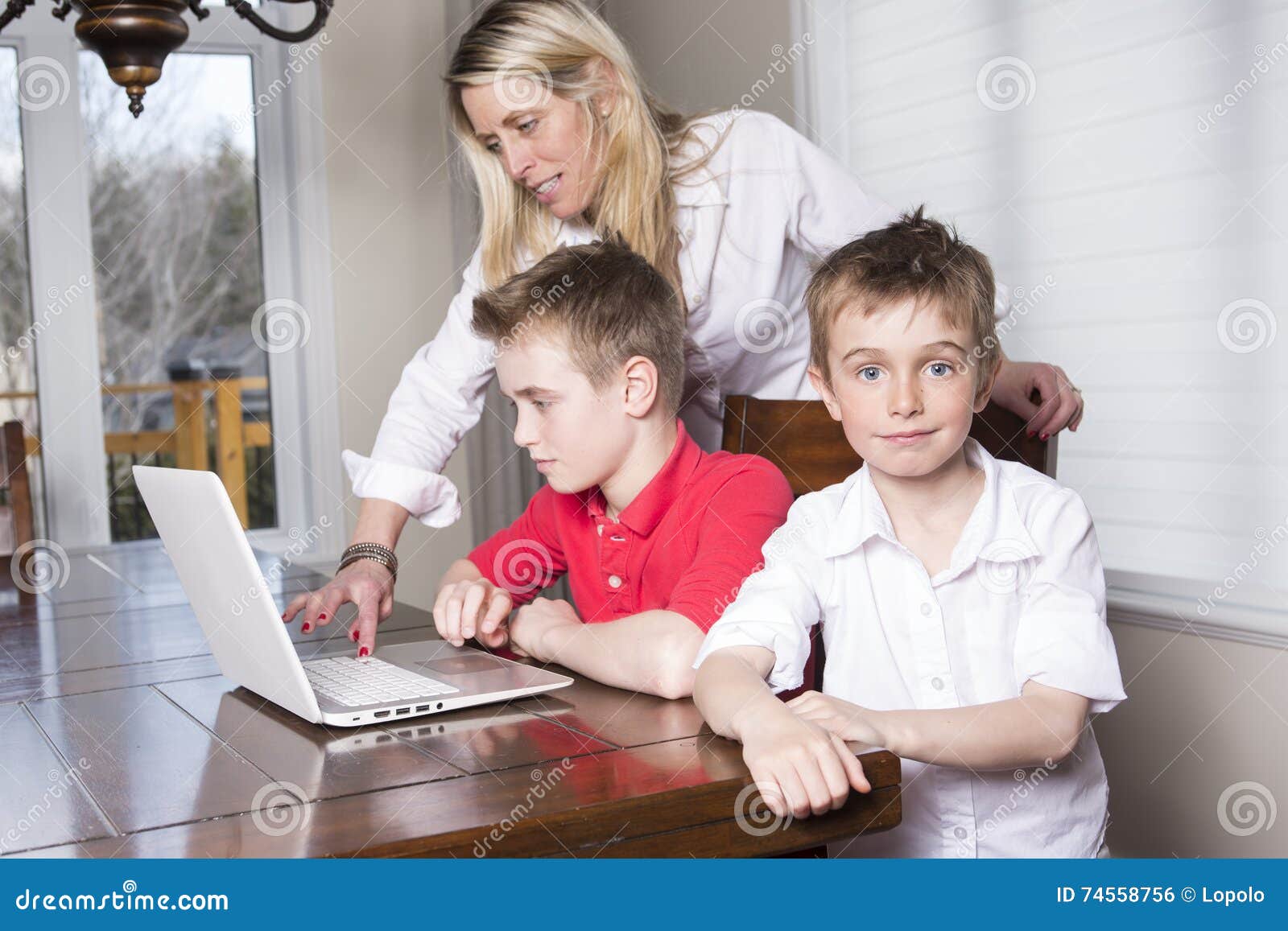 Mutter Mit Den Kindern, Die Auf Laptop-Computer Spielen Stockfoto ...